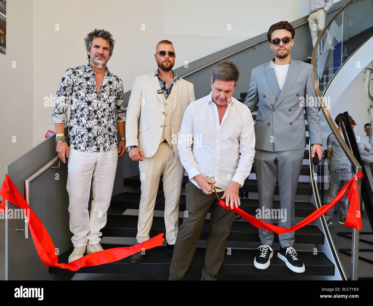 GRAND OPENING - FELIX BLUME IM ART CUBE - L-R Patrick Hufen mit ...