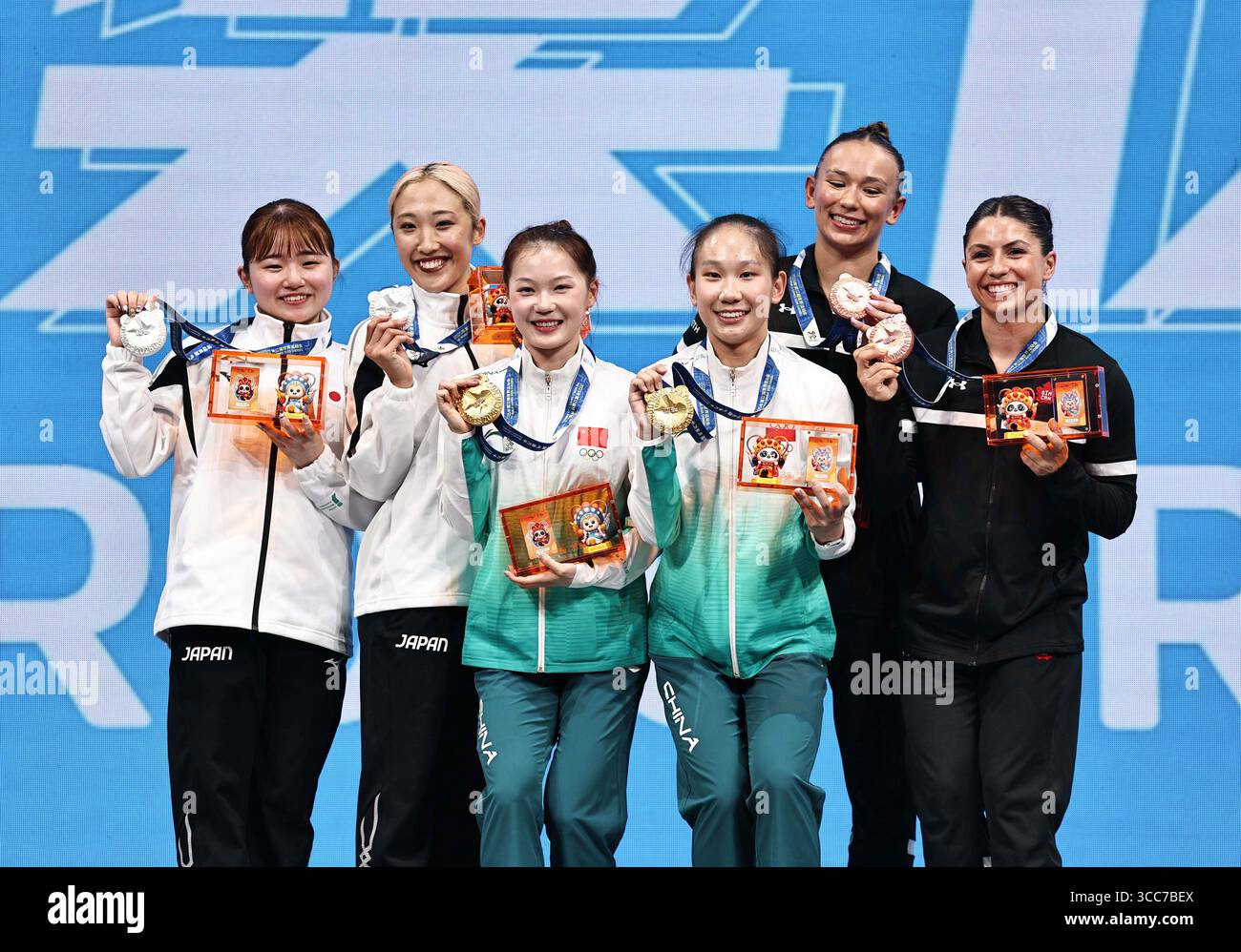 (250810) -- CHENGDU, Aug. 10, 2025 (Xinhua) -- Gold medalists Hu ...