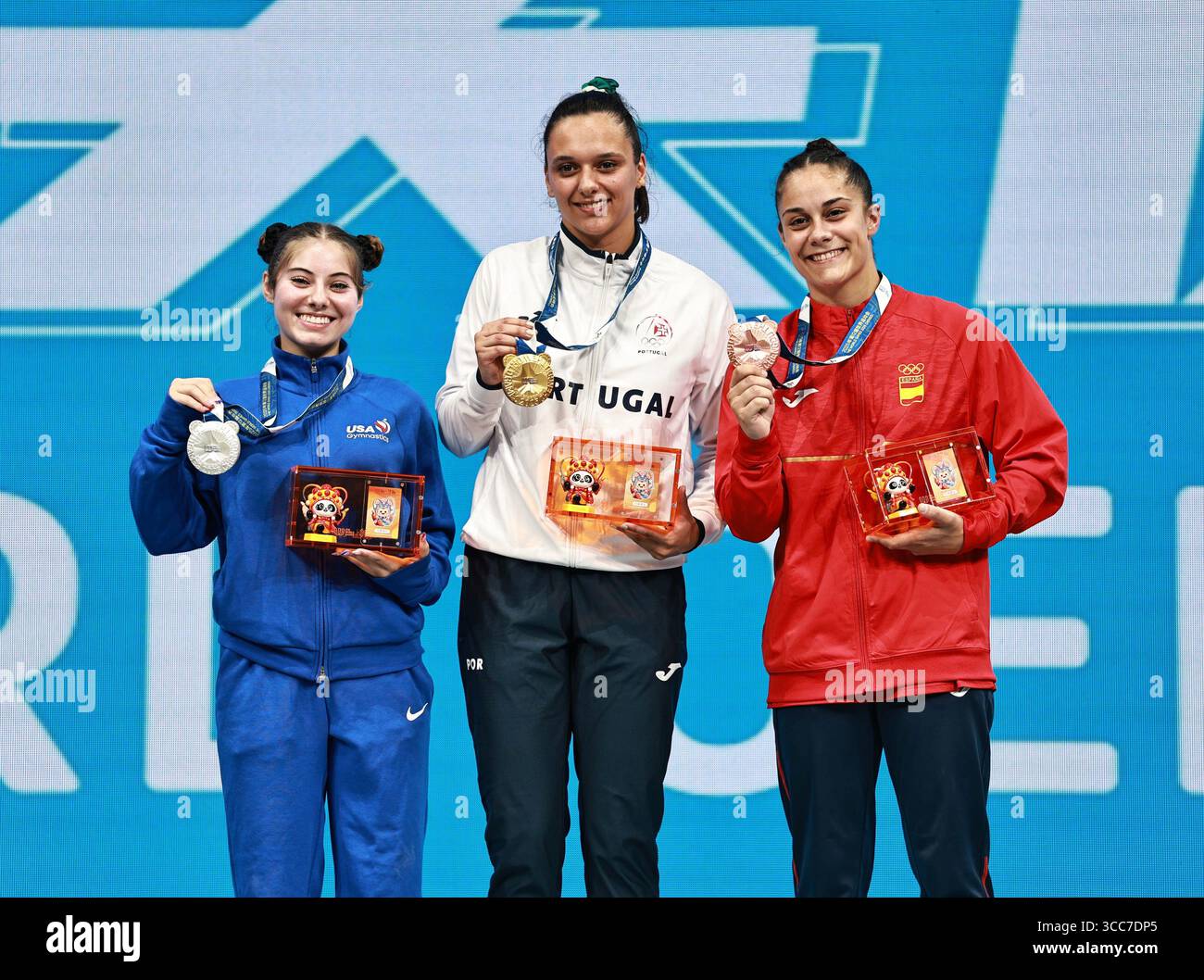 (250810) -- CHENGDU, Aug. 10, 2025 (Xinhua) -- Gold medalist Diana Gago ...