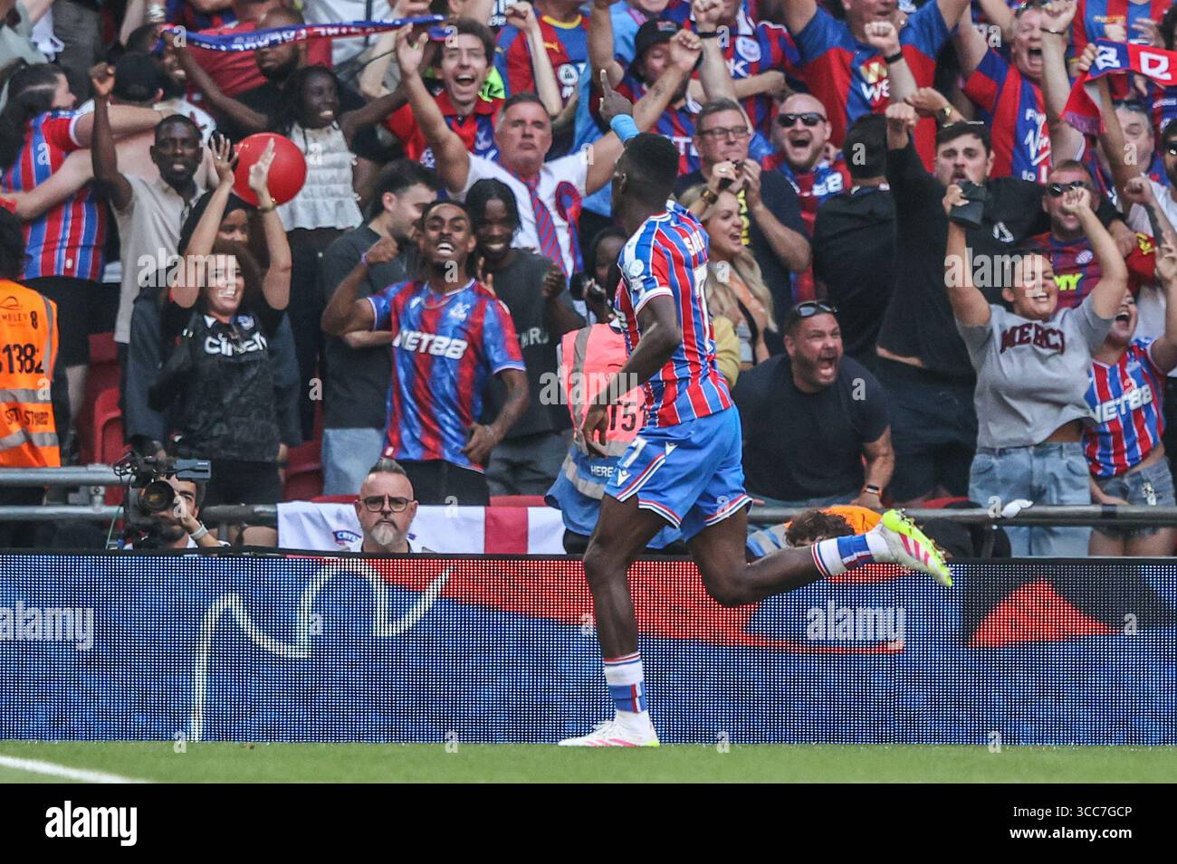 Crystal palace liverpool community shield 2025 hi-res stock photography ...