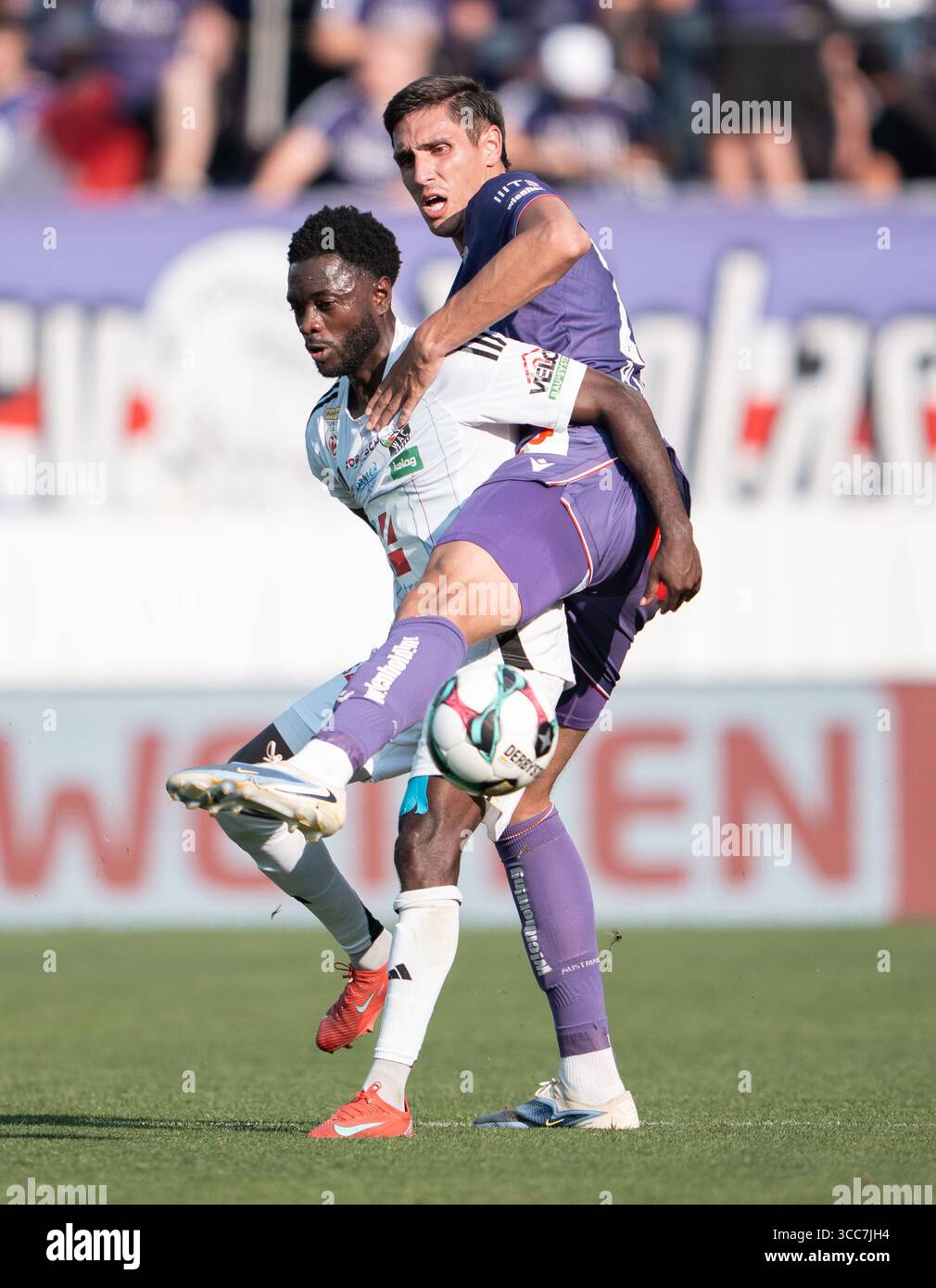 ABD0042 20250810 - WIEN - ÖSTERREICH: vlnr.: David Atanga (WAC) und Tin ...