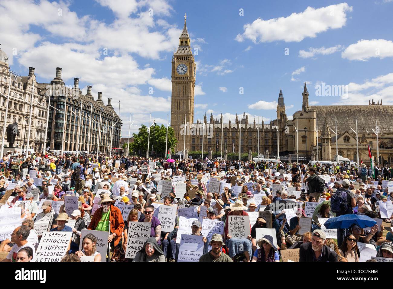London, UK. 09 AUG, 2025. Large crowd of people sit with signs as ...