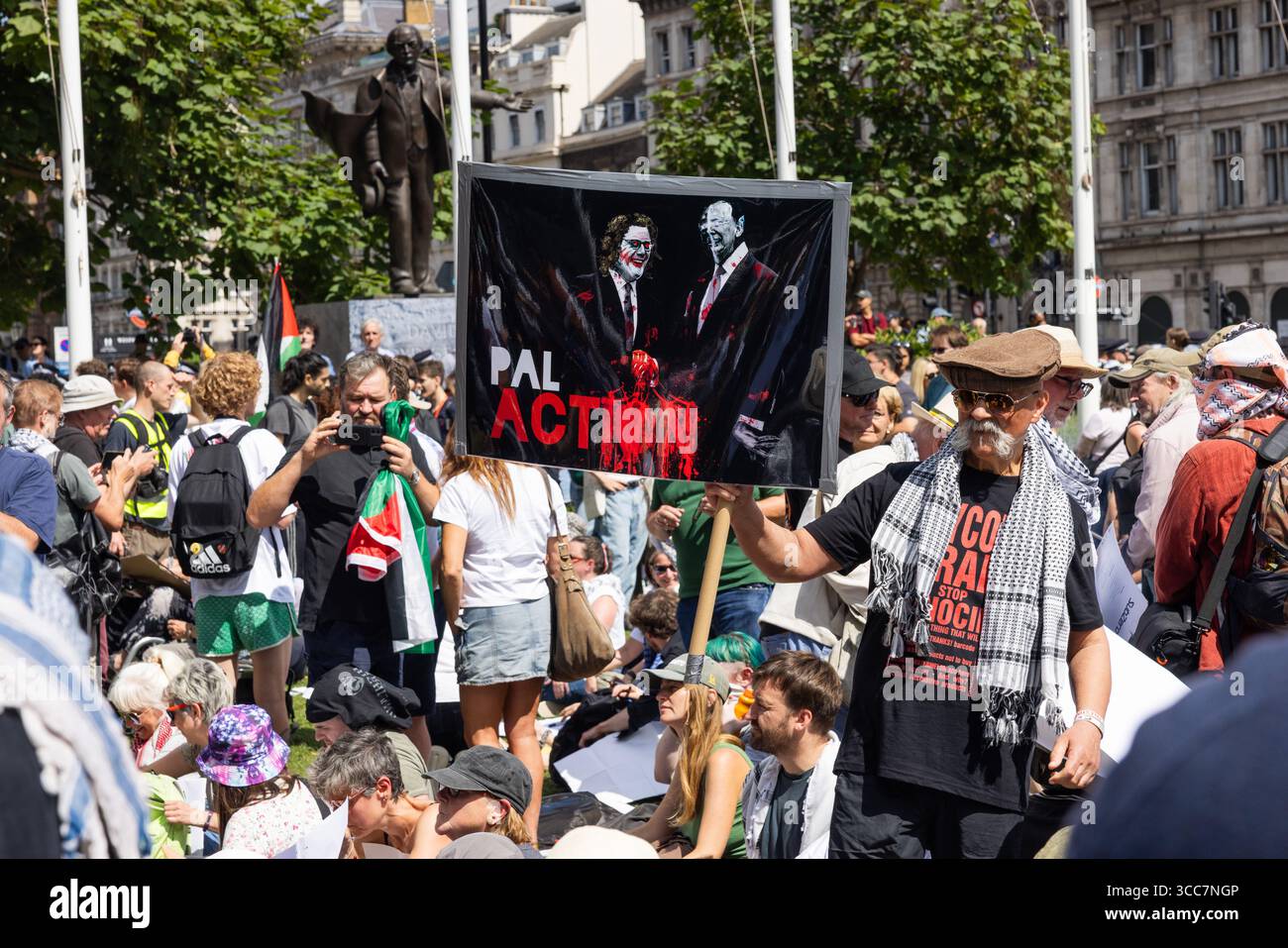 London, UK. 09 AUG, 2025. Man holds Pal Action sign as Police made 466 ...
