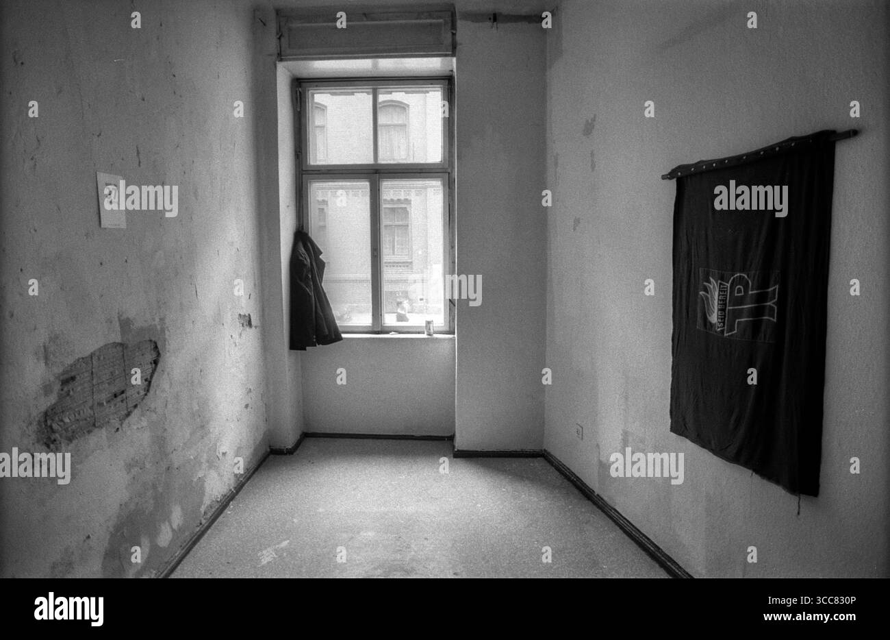 Kunst Aktion: 37 Räume Deutschland, Berlin, 14.06.1992, Zimmer mit FDJ ...