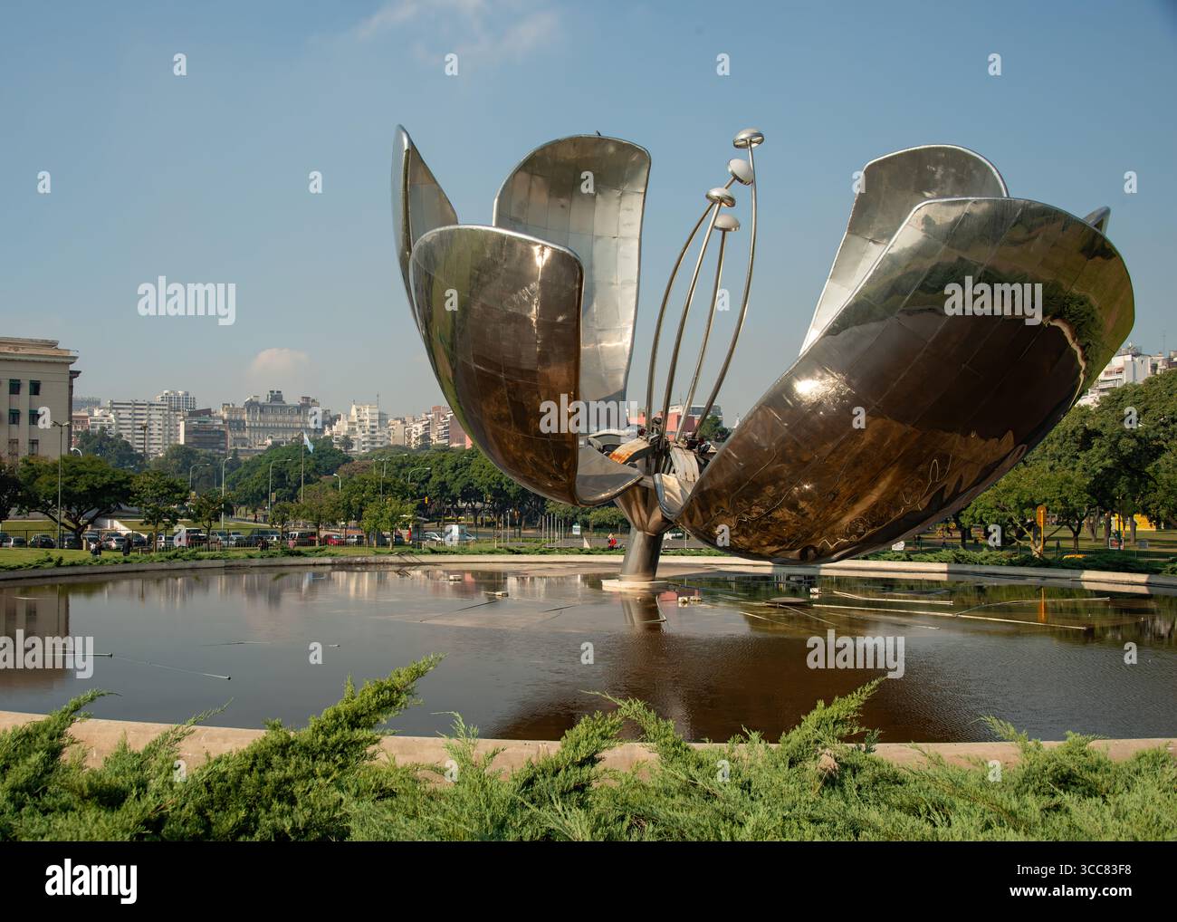 Metallic flower sculpture floralis hi-res stock photography and images ...