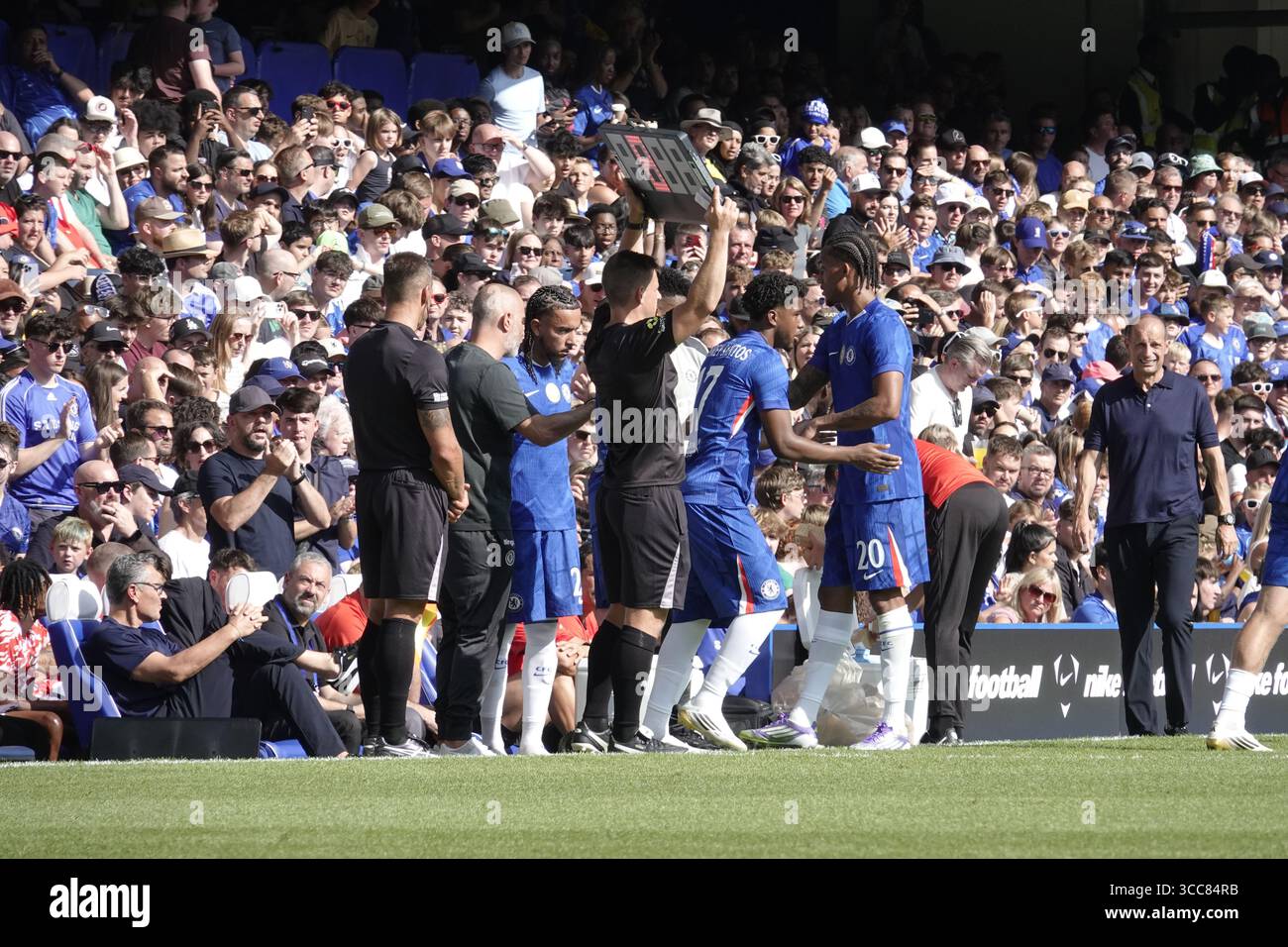 Chelsea, London, UK. 10th Aug, 2025. Chelsea players make way for each ...
