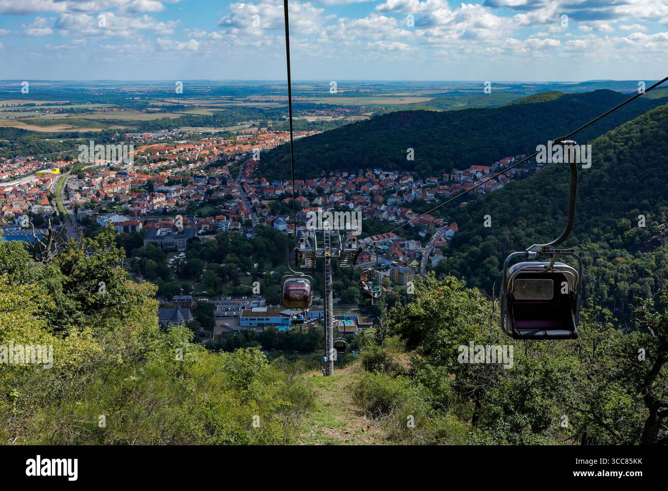 Thale - Blick am 8. August 2025 auf die Seilbahn von Thale hoch zur ...