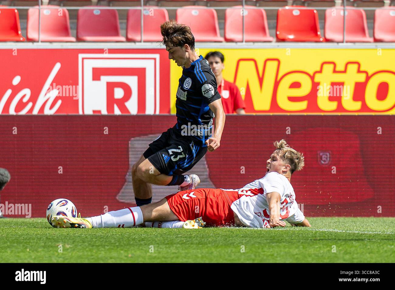 Nick Seidel (SSV Jahn Regensburg, #33) stoppt hier Jan-Simon Symalla ...