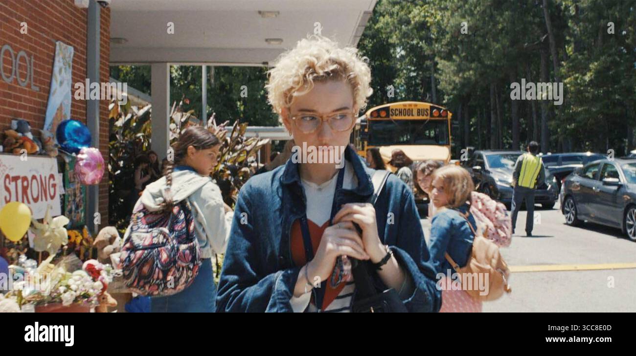 Julia garner hi-res stock photography and images - Alamy