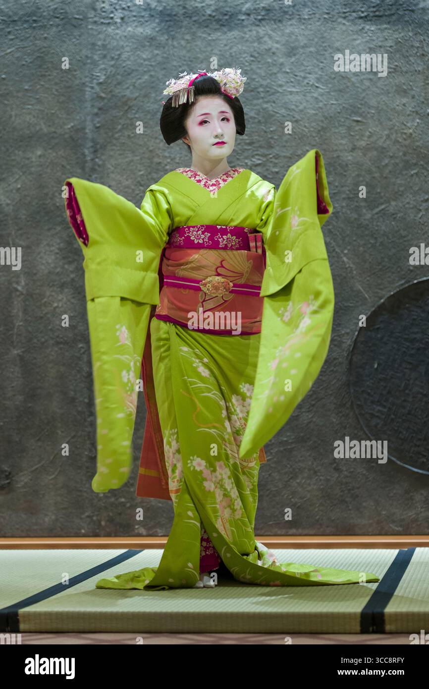 Maiko performing traditional Japanese dance for guest at the Hyatt ...