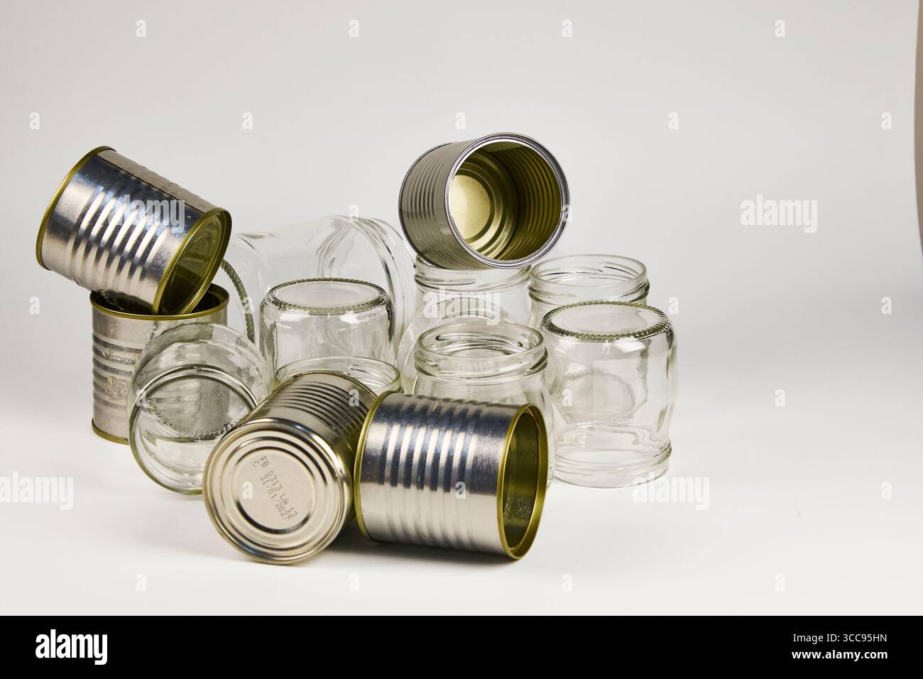 Contenedor reciclaje basura residuos hi-res stock photography and ...