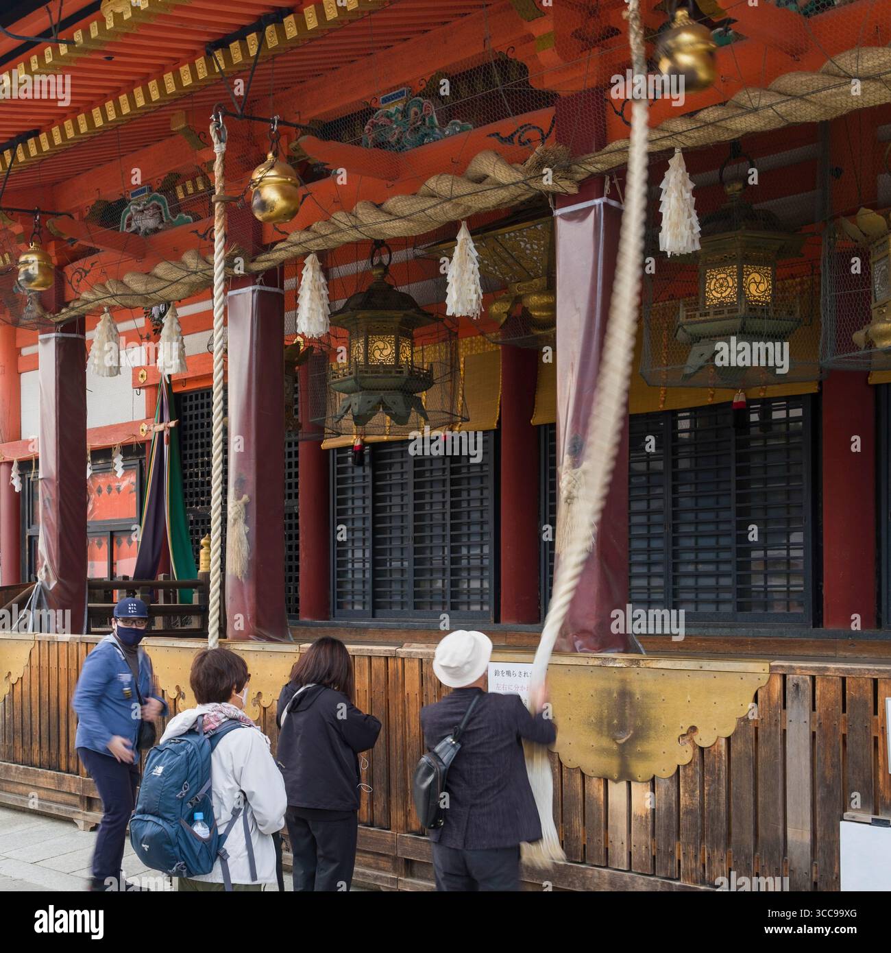 Worshipers ringing bell at Yasaka Shrine Shinto shrine, Gionmachi ...