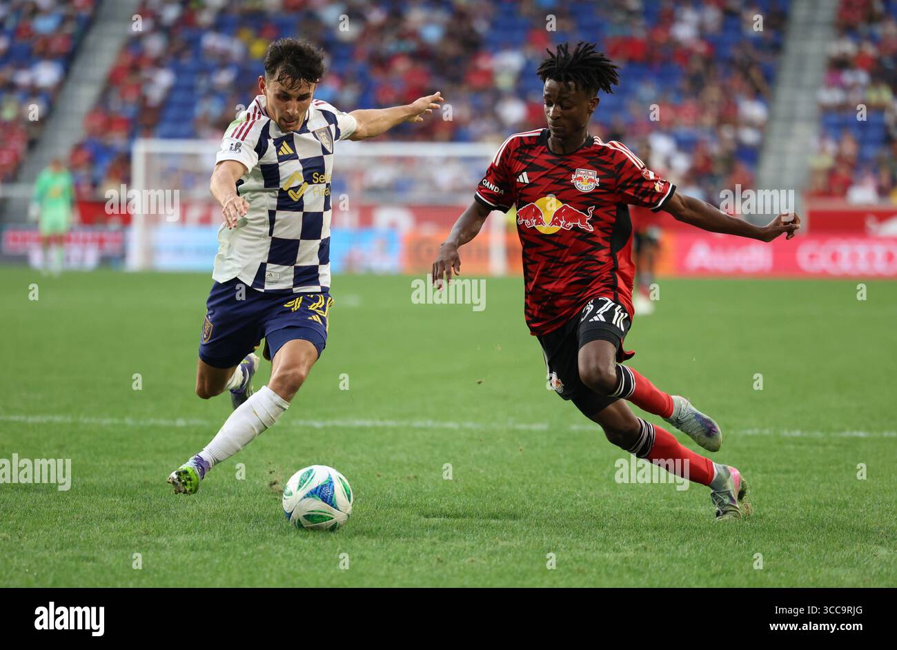 Noel Caliskan (midfielder, 92) and Mohammed Sofo (midfielder, 37) at ...