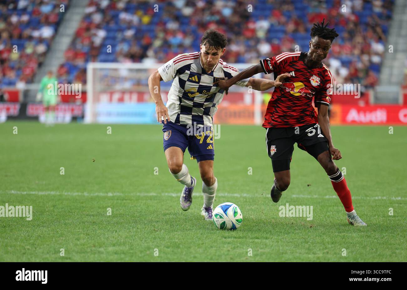 Noel Caliskan (midfielder, 92) and Mohammed Sofo (midfielder, 37) at ...