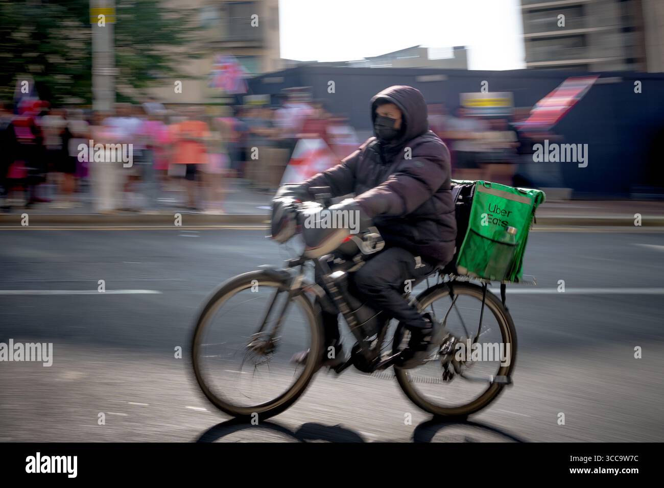 London, UK. 10th August 2025. Pictured: Uber Eats food delivery rider ...