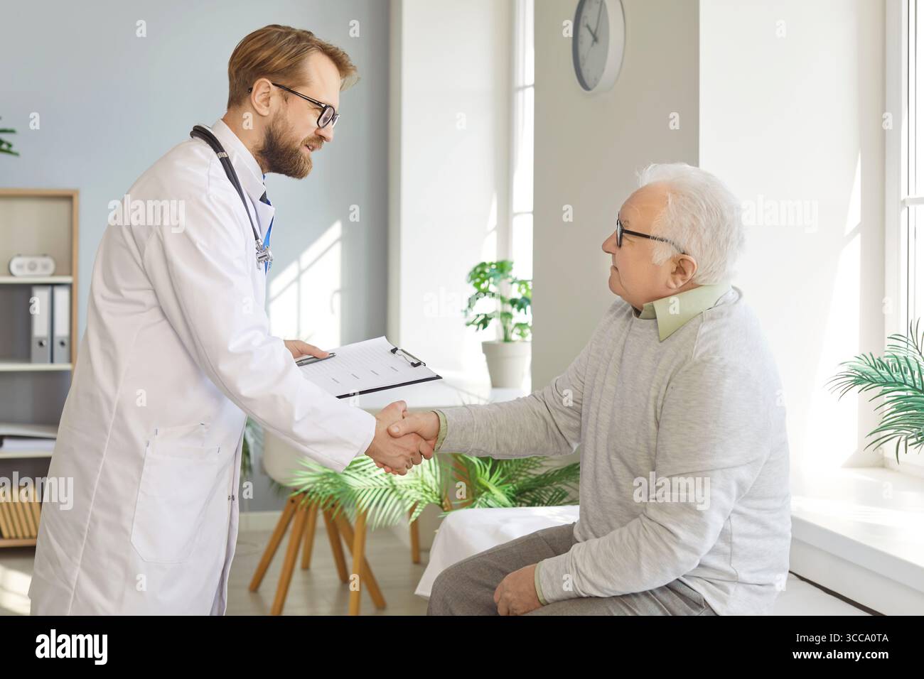 Consulting advice hands patient hi-res stock photography and images - Alamy