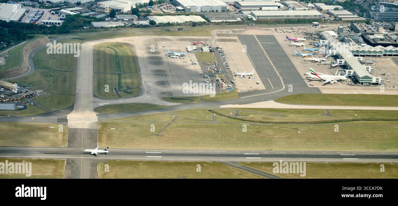 Terminal buildings and waiting planes hi-res stock photography and ...
