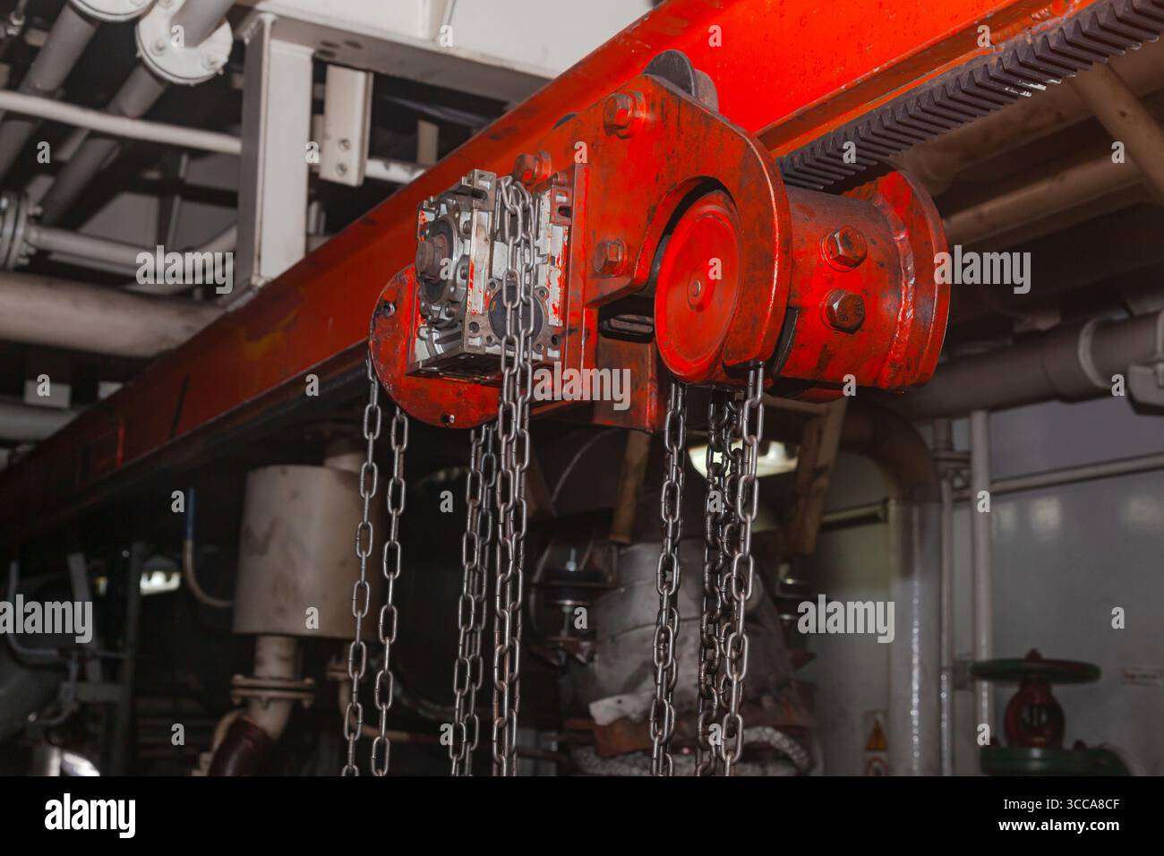 Hoisting beams hi-res stock photography and images - Alamy