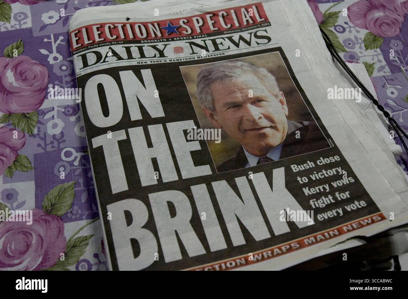 George w bush newspaper hi-res stock photography and images - Alamy