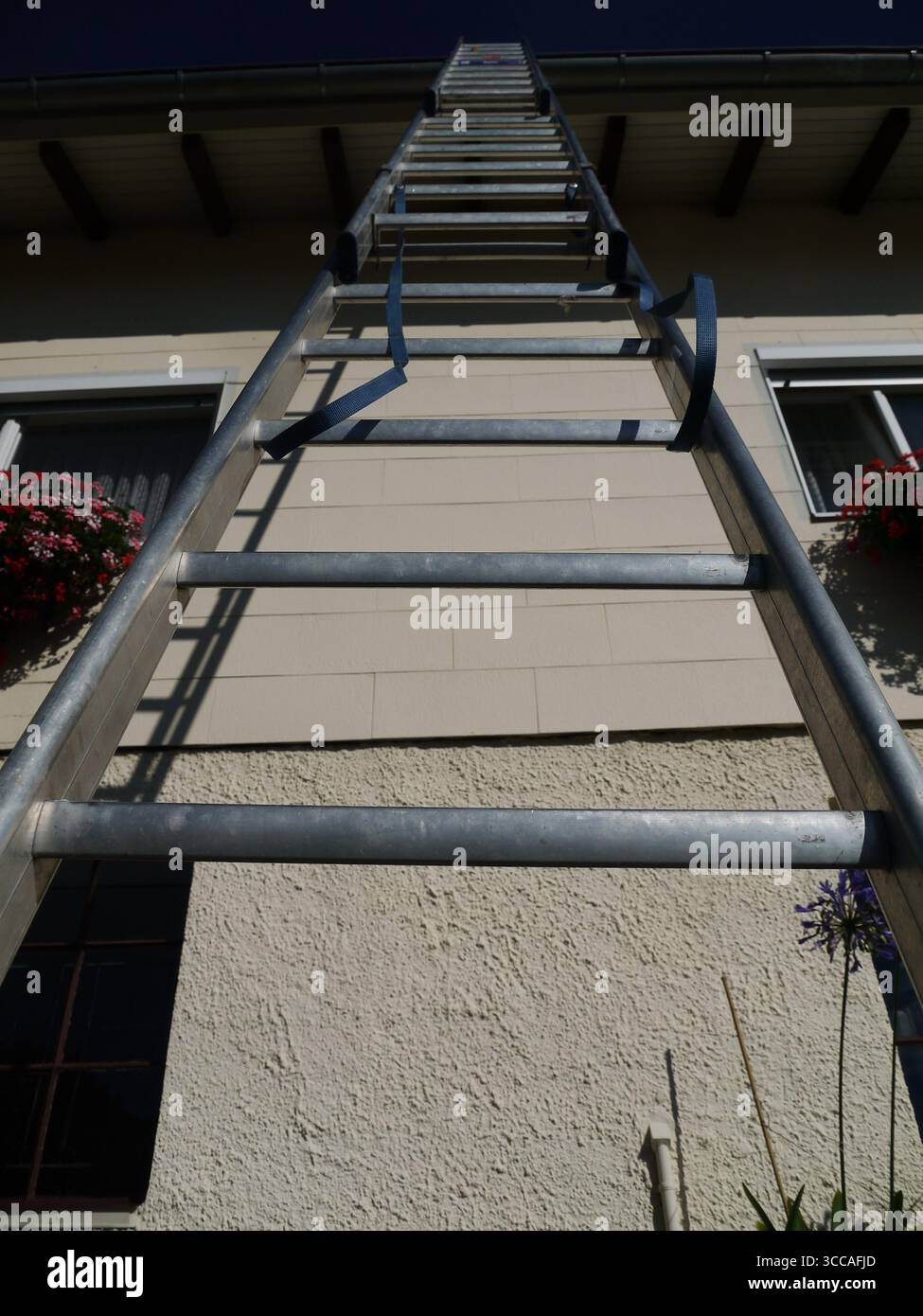 Rung leaning ladder hi-res stock photography and images - Alamy