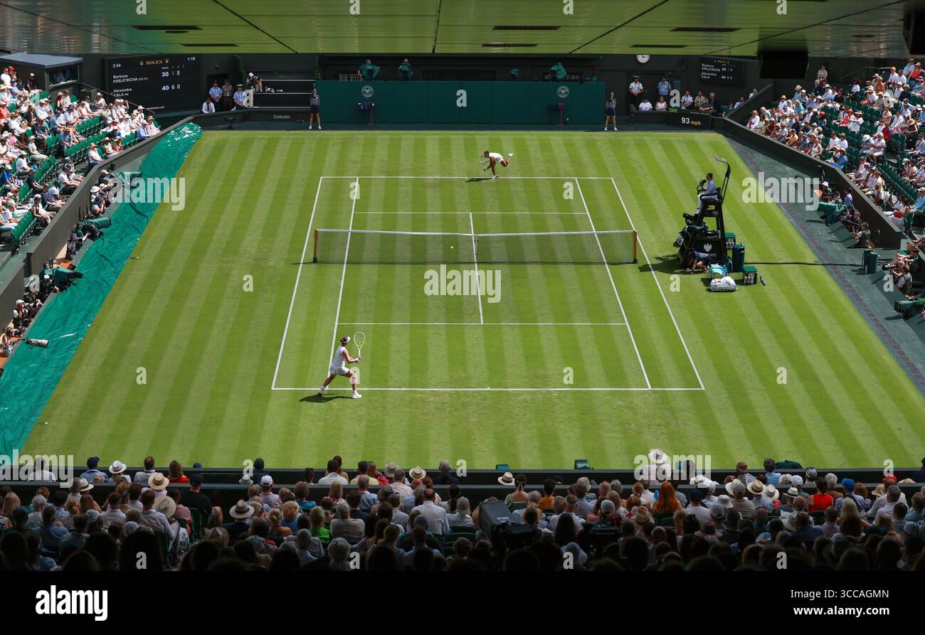 Centre court wimbledon elevated view hi-res stock photography and ...