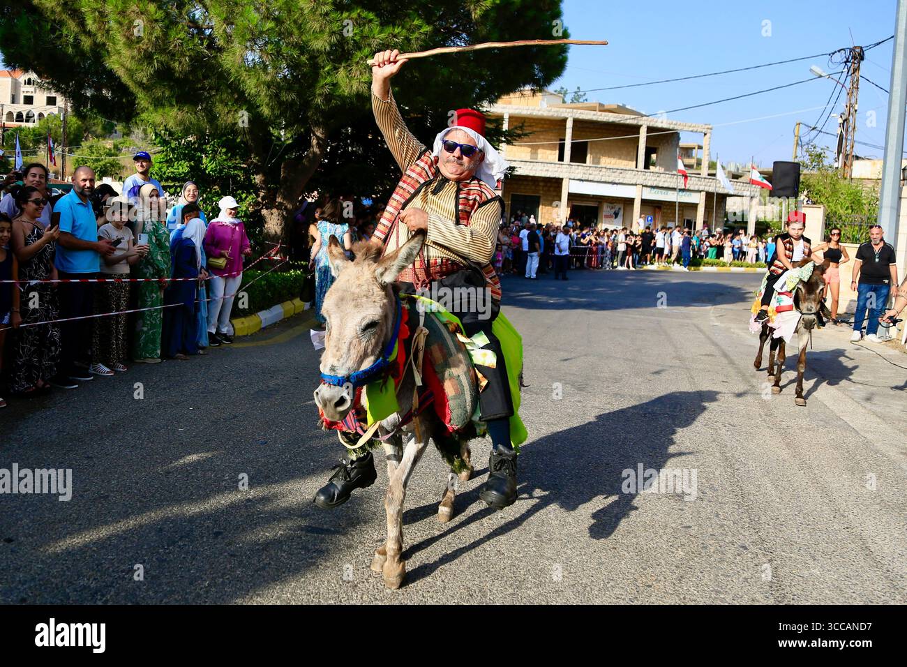 (250811) -- ROUM, Aug. 11, 2025 (Xinhua) -- People ride donkeys during ...