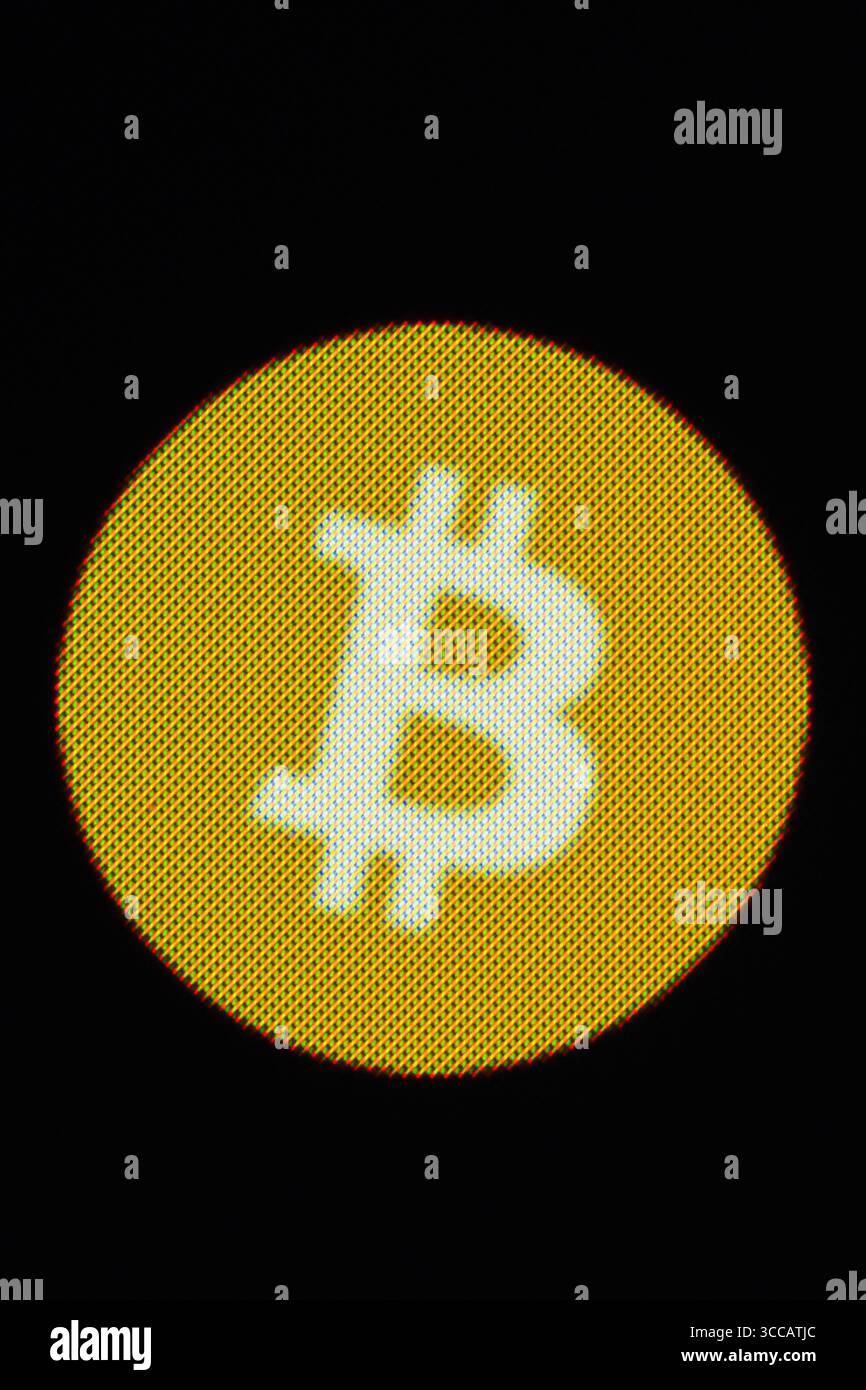 Das Logo der Kryptowährung Bitcoin ist auf einem Display eines ...