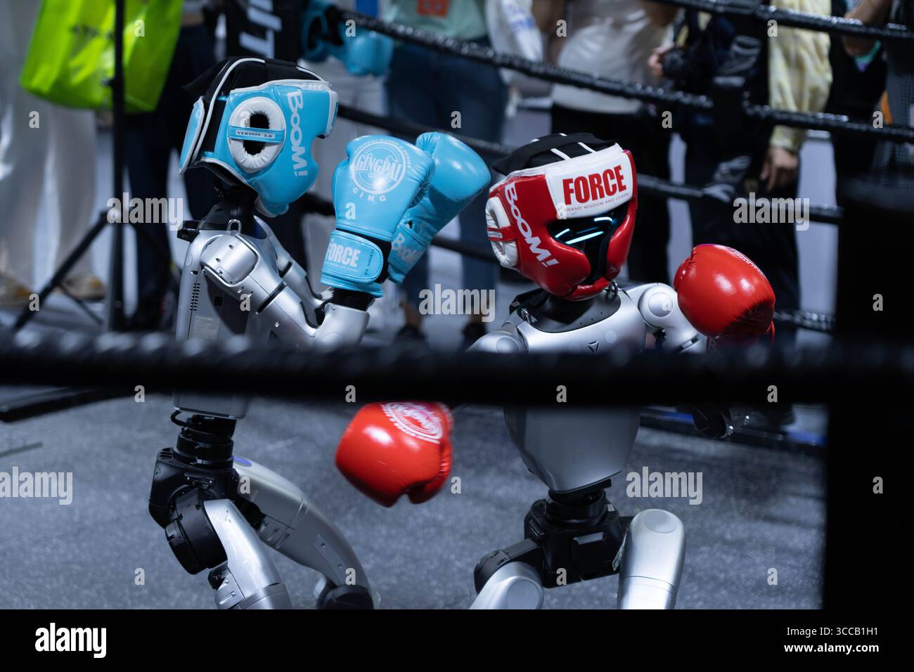 (250811) -- BEIJING, Aug. 11, 2025 (Xinhua) -- Boxing robots are ...