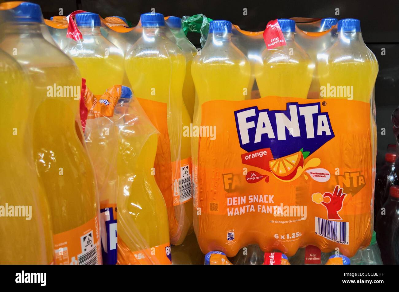 Fanta Limonade in der Geschmacksrichtung Orange. Fanta ist eine Marke ...