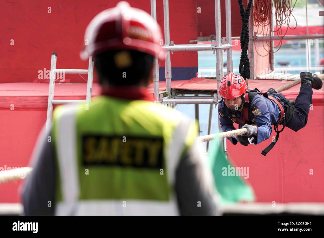 (250811) -- JAKARTA, Aug. 11, 2025 (Xinhua) -- A firefighter ...