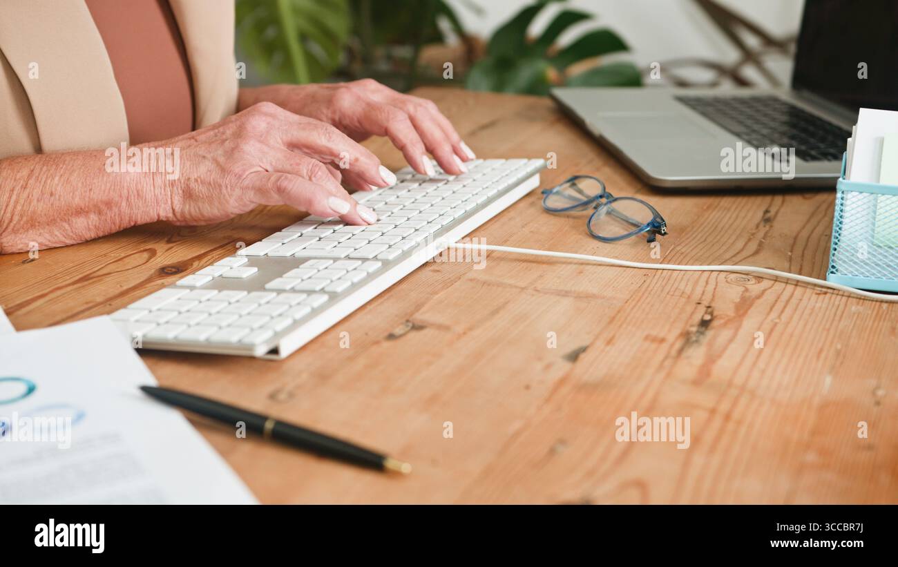 Woman in professional setting hi-res stock photography and images - Alamy