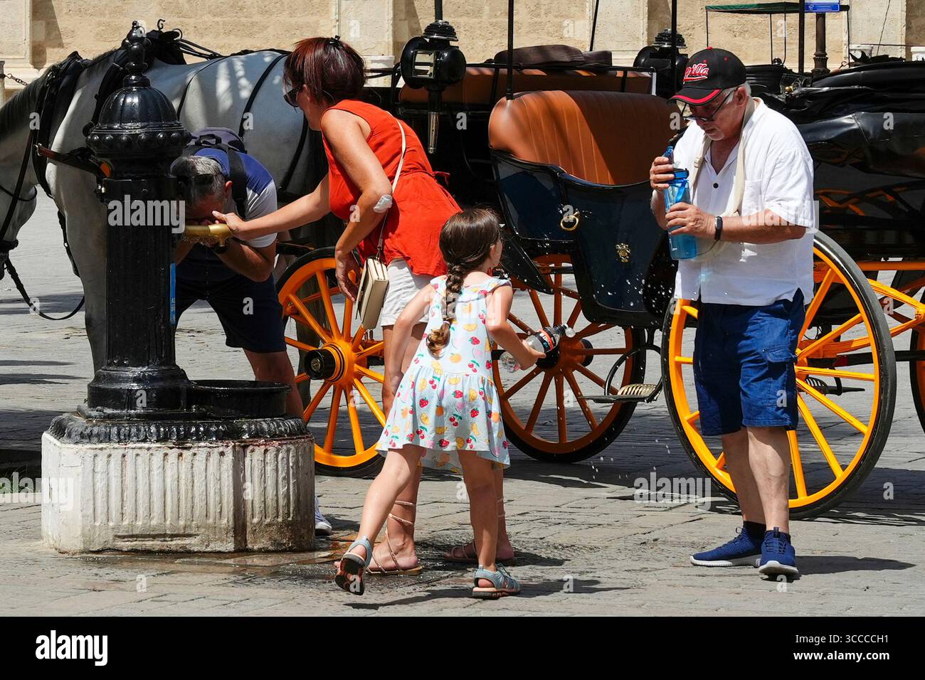 Pedestrians in the streets of Seville in the heat wave. On August 11 ...