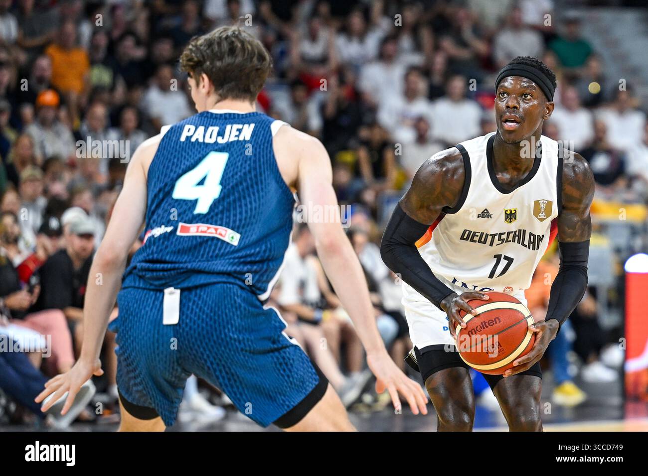 Dennis Schröder (Deutschland, #17) am Ball, davor Mark Padjen ...