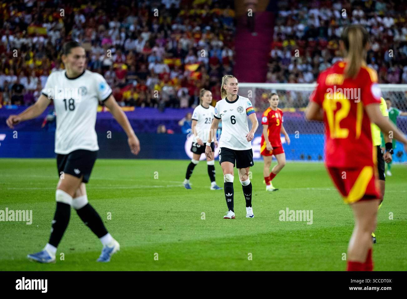 Janina Minge (Deutschland, #06), daneben Patri Guijarro (Spanien, #12 ...