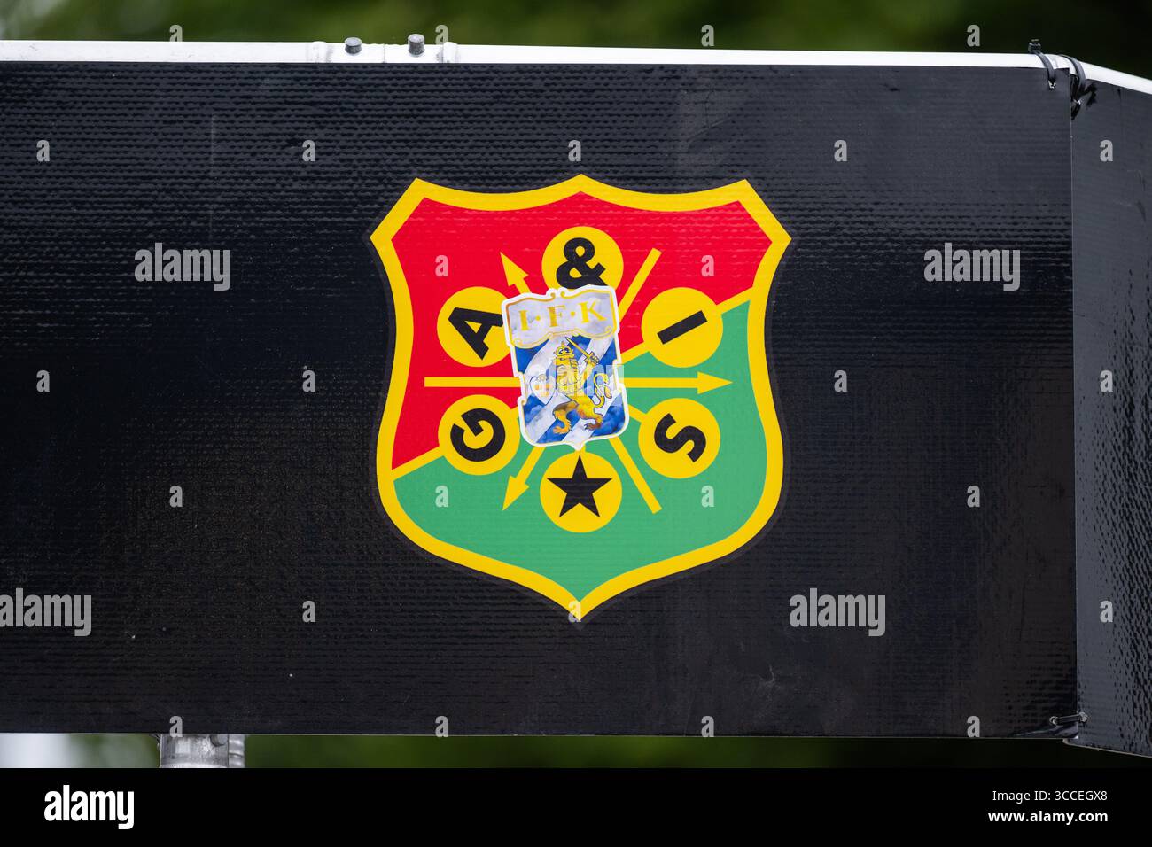 250811 Ett IFK Göteborgs-klistermärke på GAIS emblem inför ...