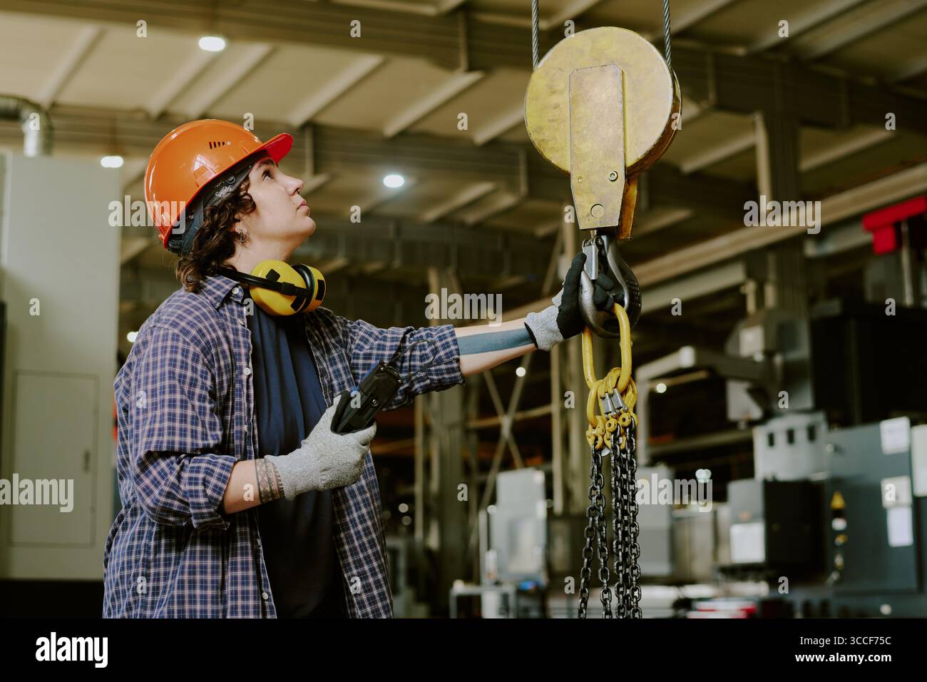 Worker operating overhead crane hi-res stock photography and images - Alamy