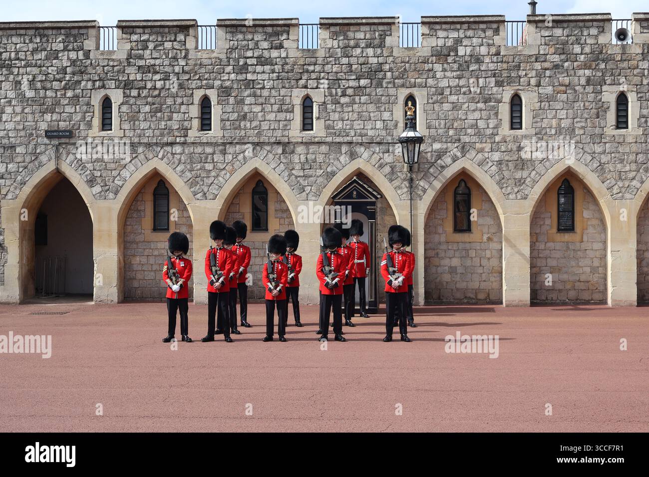 Windsor castle changing guard hi-res stock photography and images - Alamy