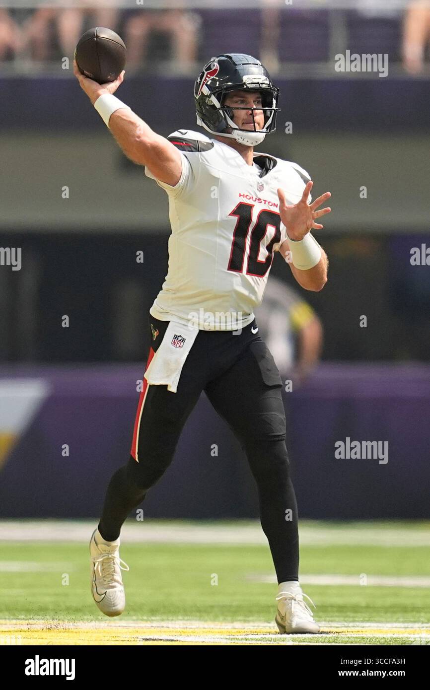Houston Texans quarterback Davis Mills (10) passes during the first ...