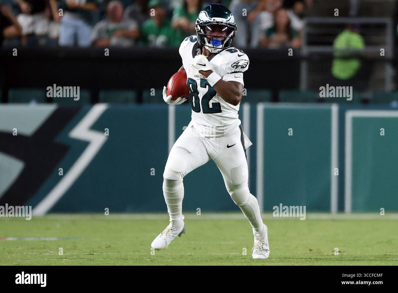 Philadelphia Eagles wide receiver Ainias Smith (82) runs with the ball ...