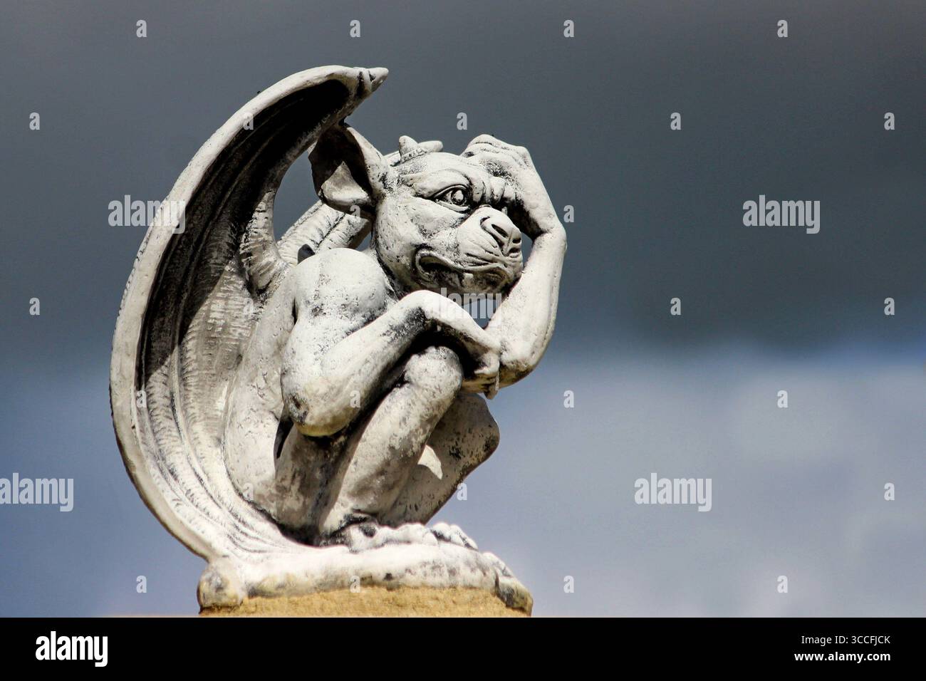 Statue d'un diablotin en pierre à l'abbaye de Villers canivet en ...