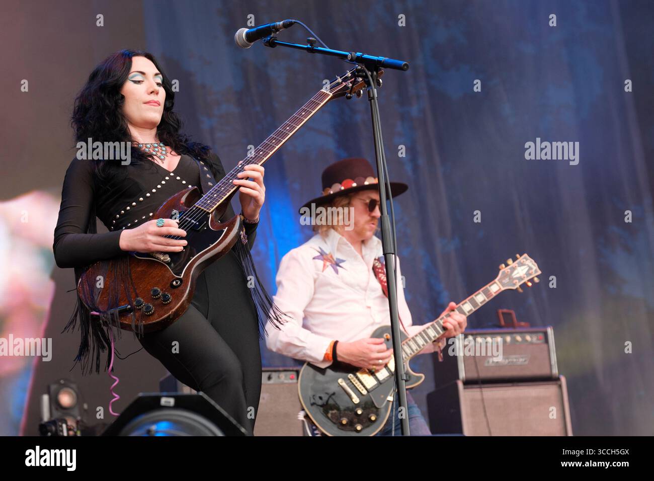 Rosalie Cunningham performing at Fairport's Cropredy Convention ...