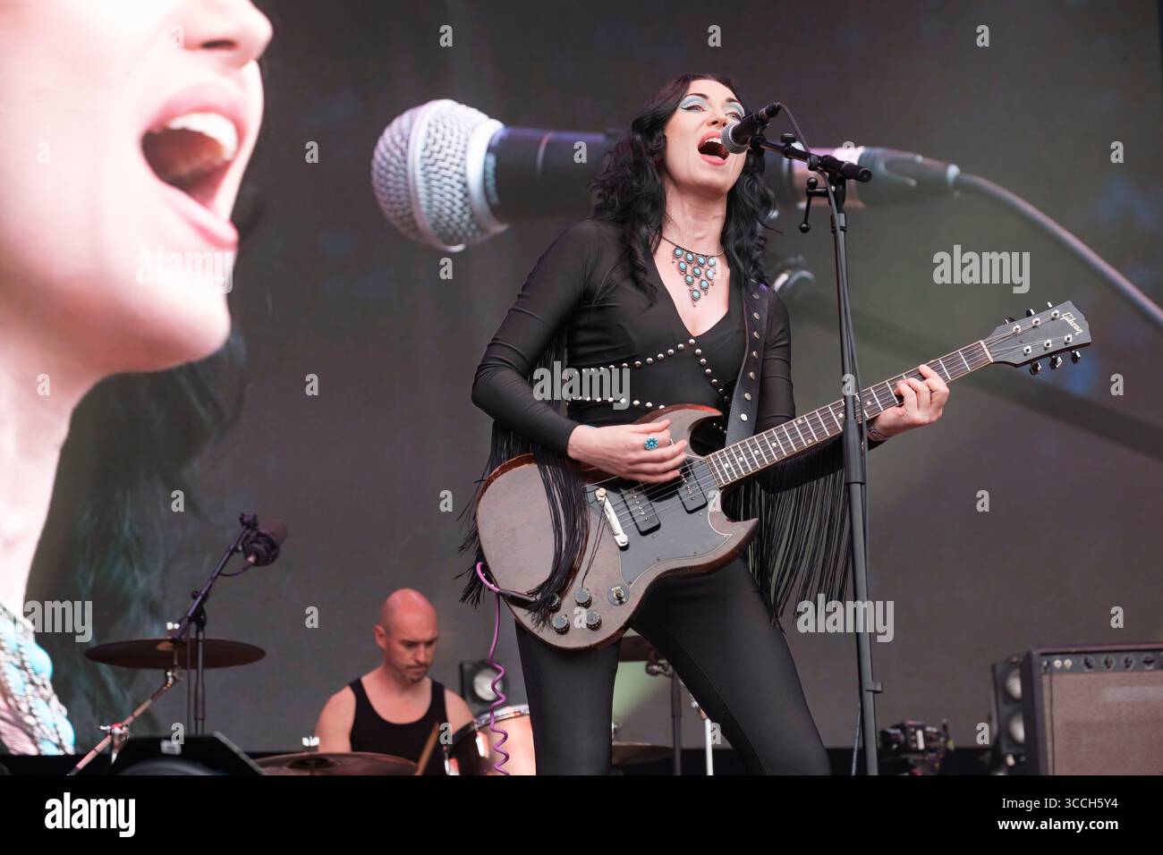 Rosalie Cunningham performing at Fairport's Cropredy Convention ...