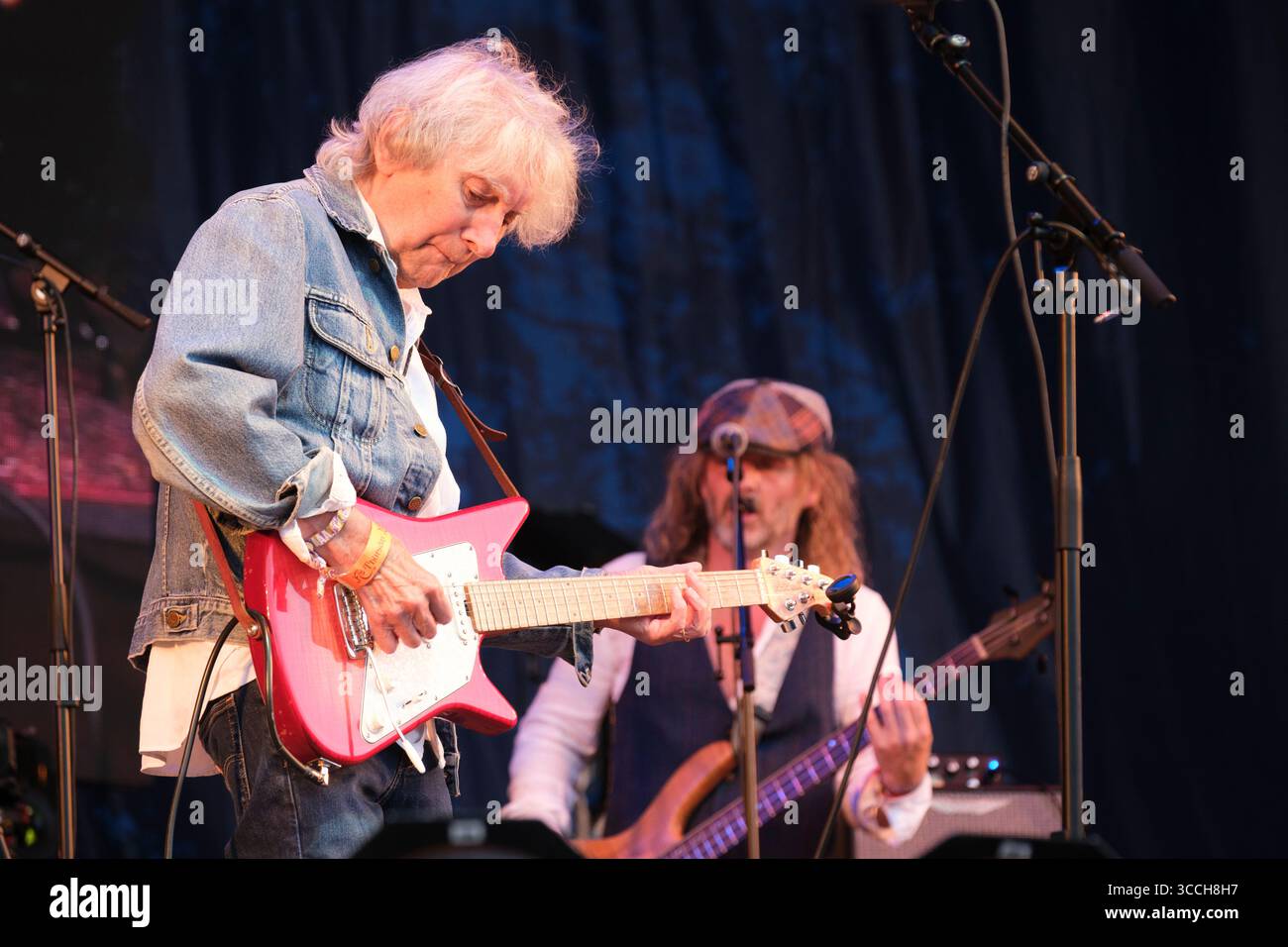 Albert Lee performing at Fairport's Cropredy Convention, Cropredy, UK ...