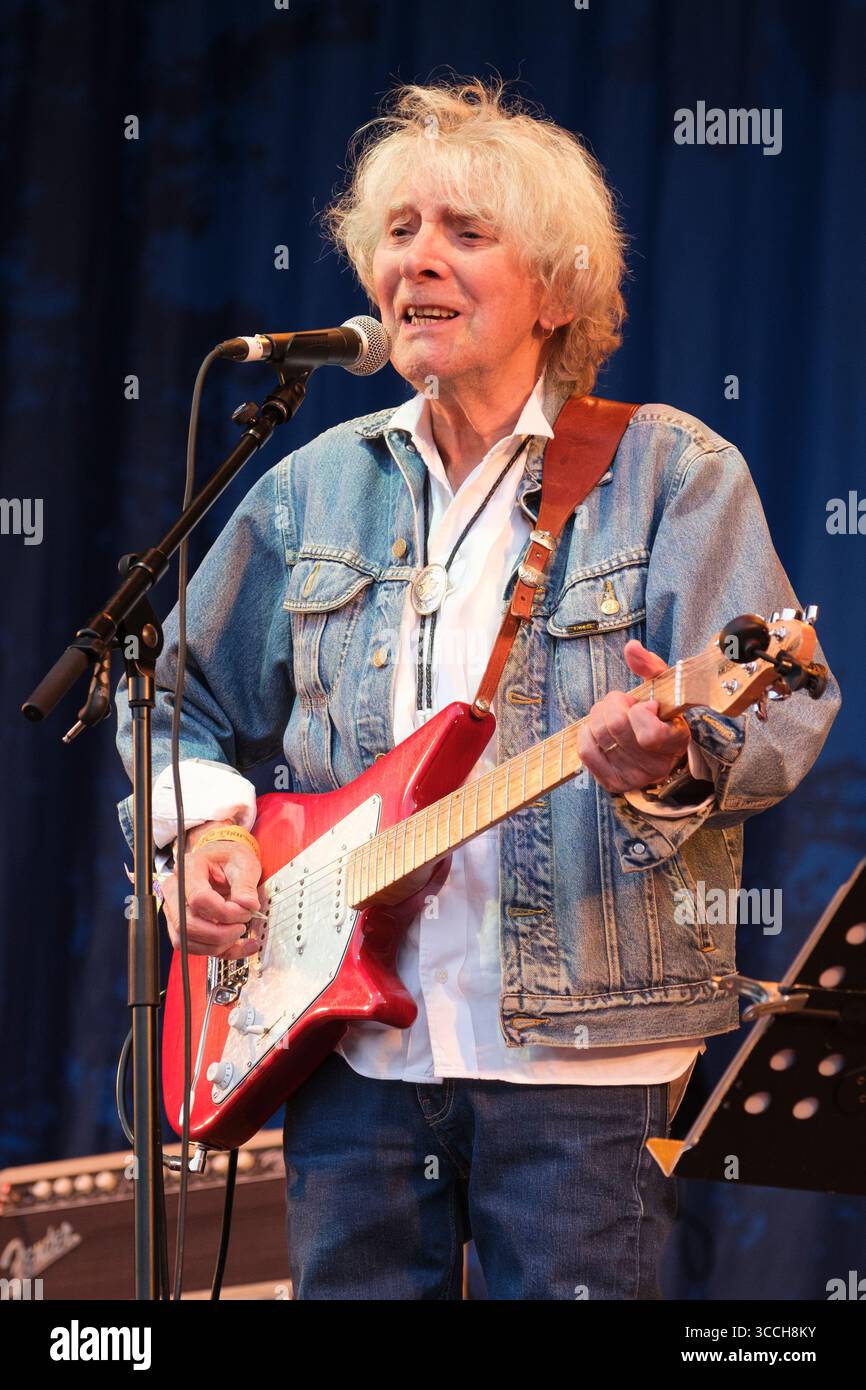 Albert Lee performing at Fairport's Cropredy Convention, Cropredy, UK ...