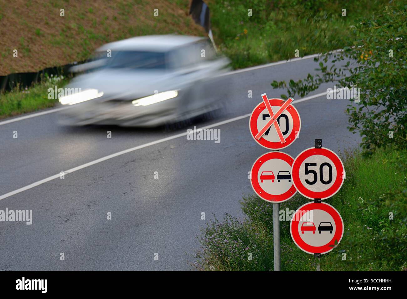 11.8.2025 Schilderwald Verkehr auf einer Landstrasse am Abend ...