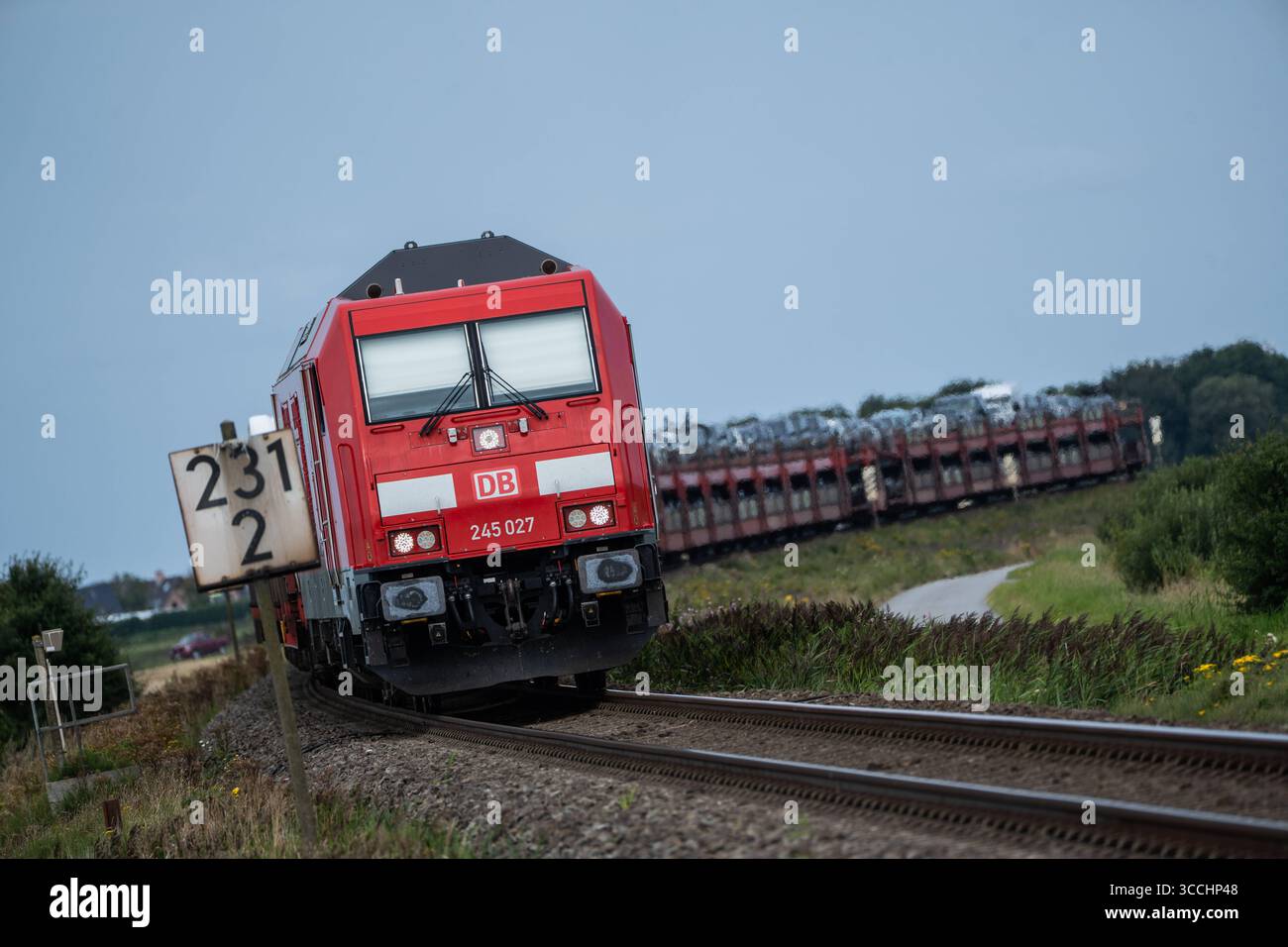 Roter Autozug DB Sylt-Shuttle der DB Fernverkehr AG auf dem Weg von ...