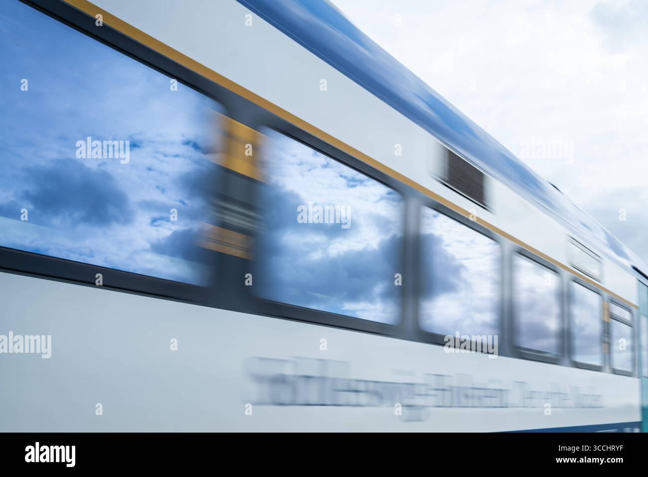 Regionalexpress RE6 zwischen auf der Strecke zwischen den Endbahnhöfen ...