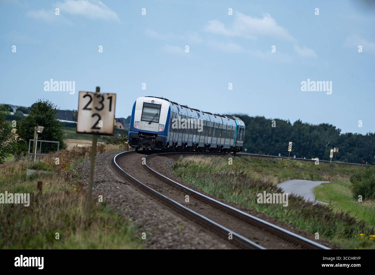 Regionalexpress RE6 zwischen auf der Strecke zwischen den Endbahnhöfen ...