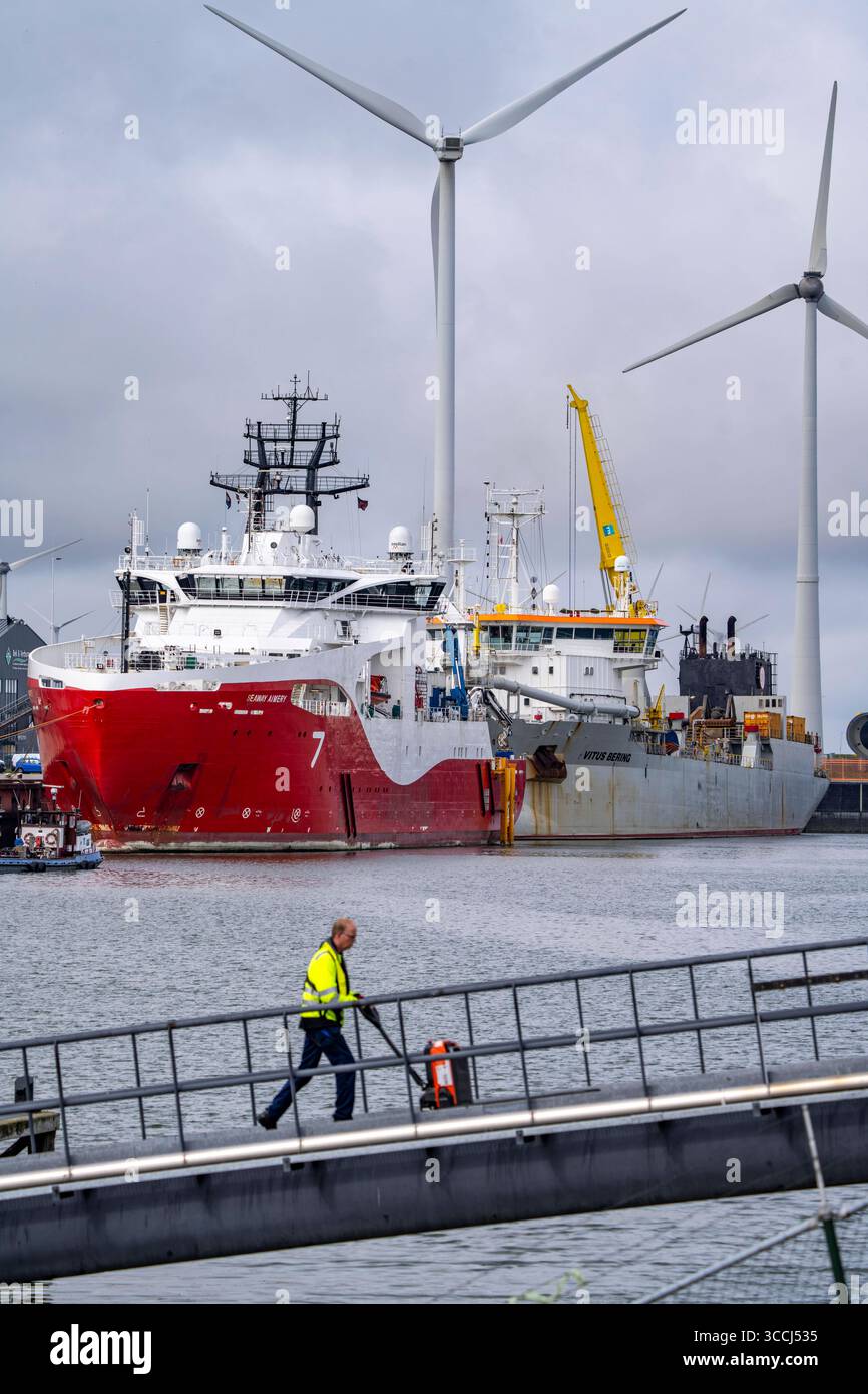 Arbeitsschiffe im Seehafen von Eemshaven, Baggerschiff Vitus Bering, hinten, Kabelleger und ...