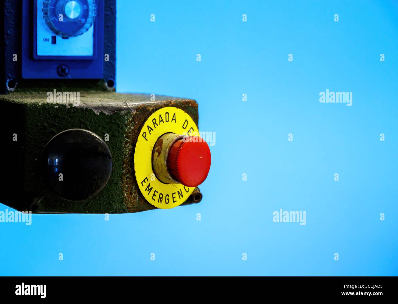 Close-up of a red emergency stop button labeled Parada de Emergencia on ...